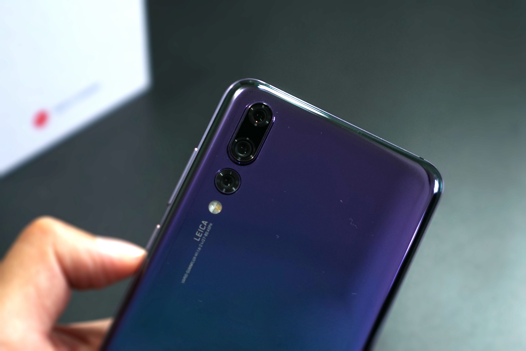 华为P20 Pro极光色开箱，徕卡三摄最亮眼 - 华为P20系列晒单评测 花粉俱乐部